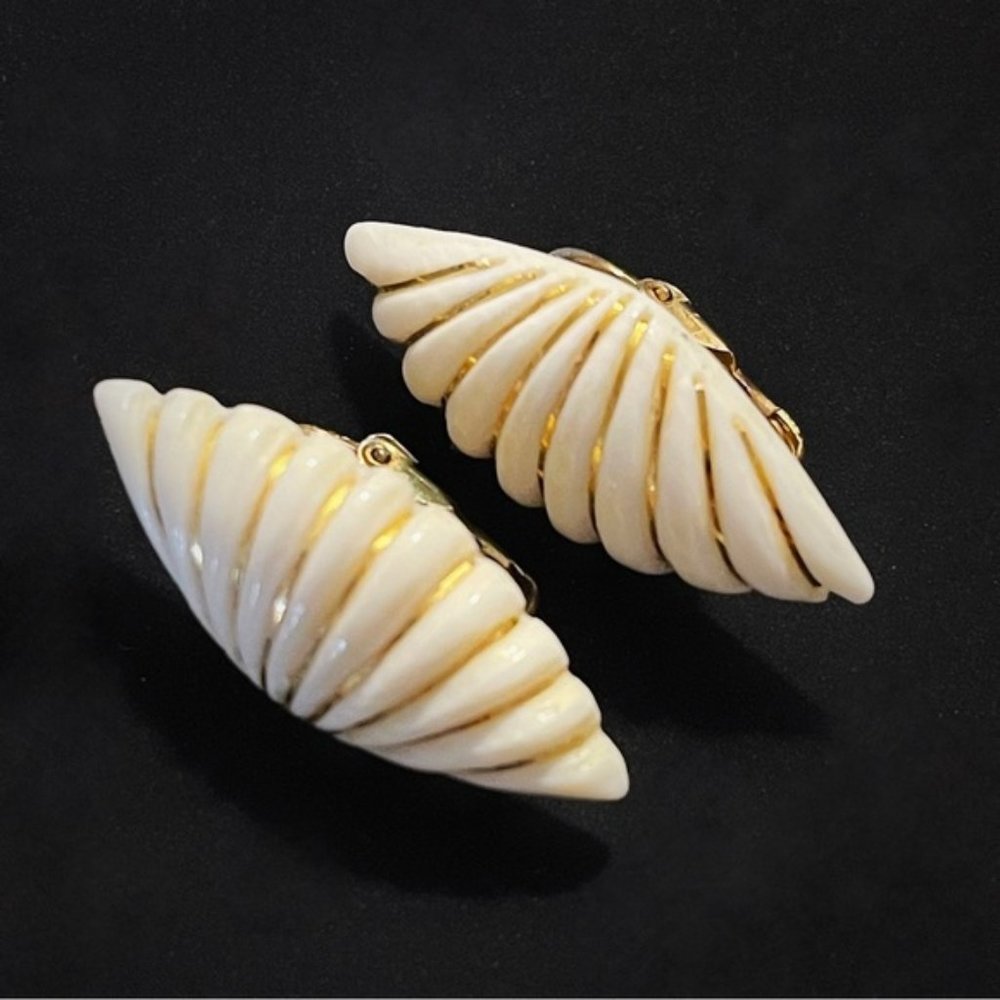 Elegant Dainty Vintage White Shell Shape Clip-On Earr… - Gem